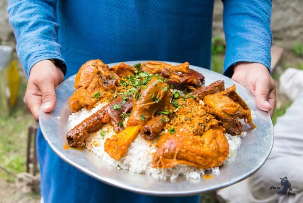Street Food Delights That You Must Try in Srinagar | Travelling Bite